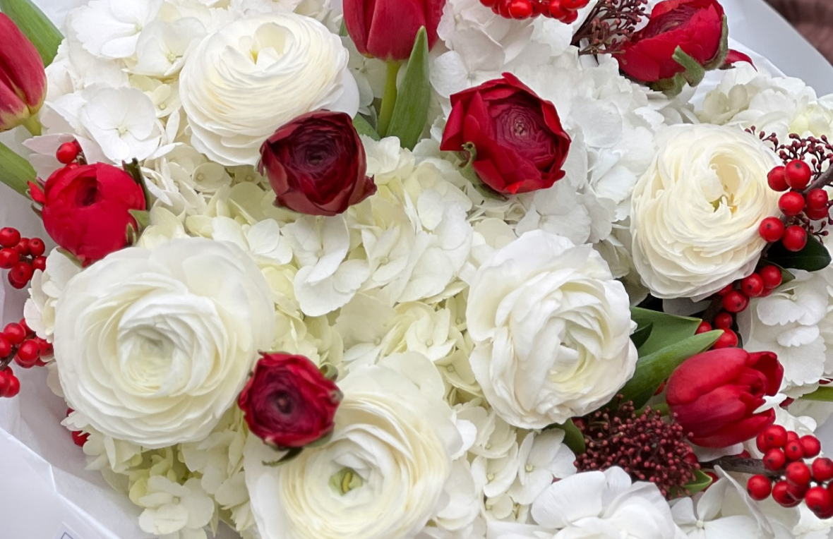 Buy white flowers in Chișinău with delivery